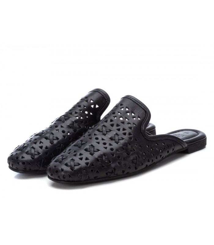 Mules de Carmela 160734 en piel negra para mujer