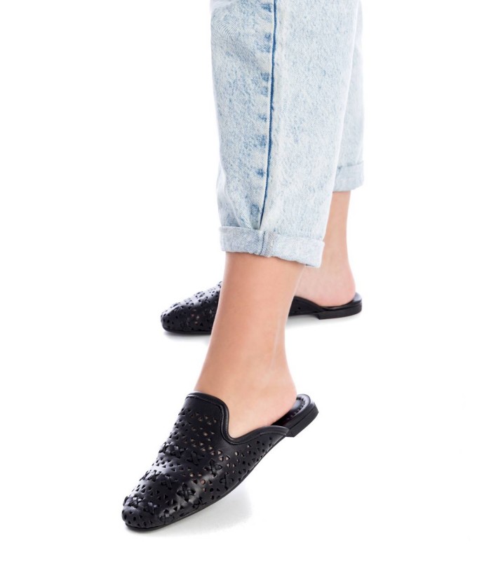 Mules de Carmela 160734 en piel negra para mujer